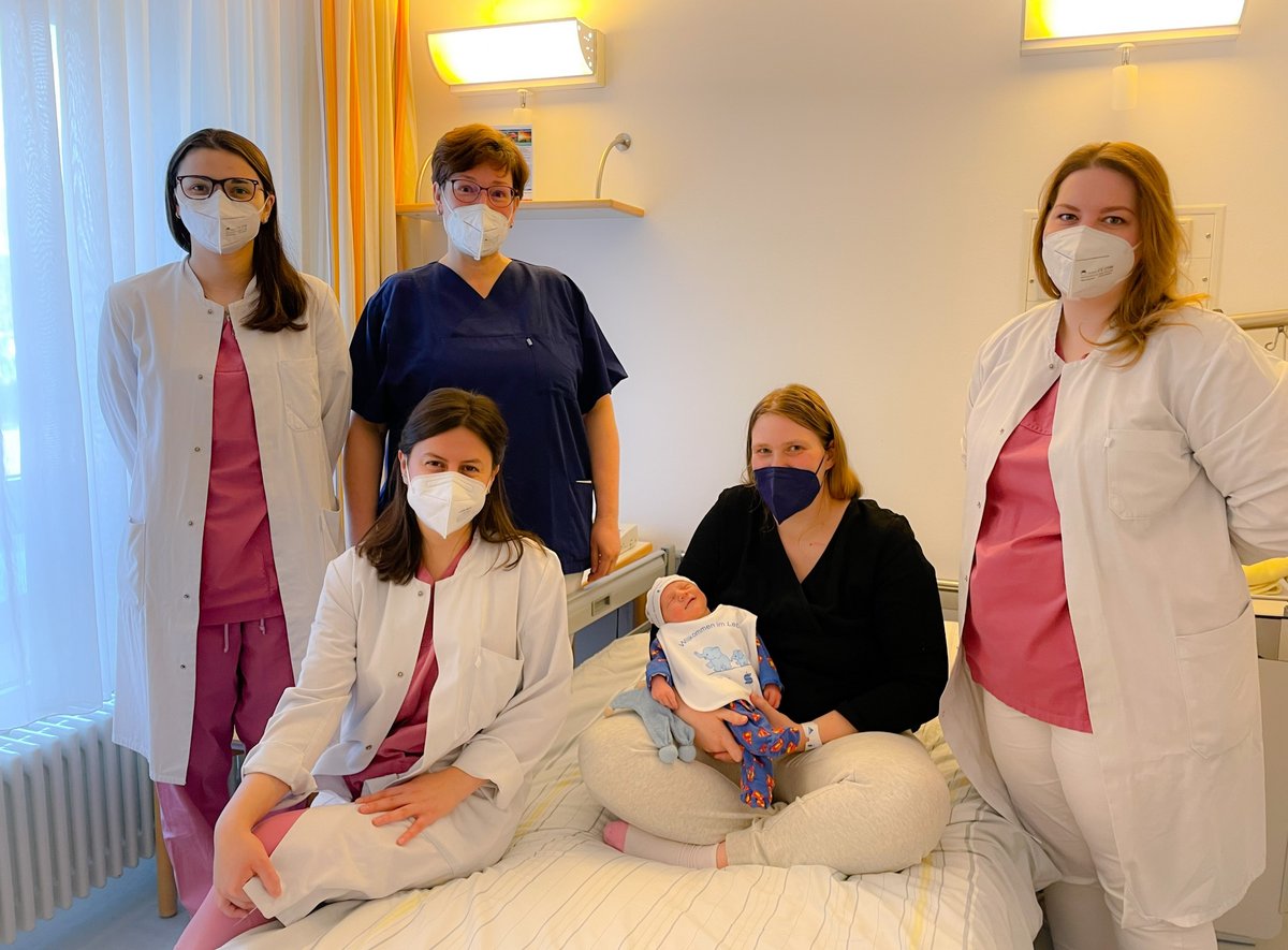 Rennfahrer Teo erblickt als 100. Baby 2022 am Sana Klinikum Hof das ...